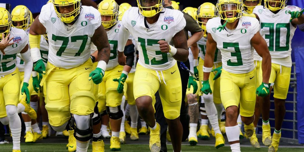 Oregon moves into playoff spot after debuting No.4 in CFP ranking ...