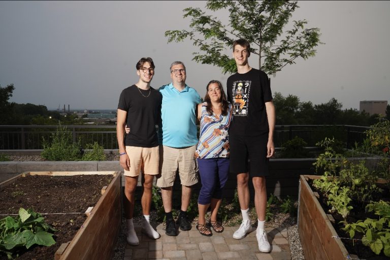 'The World's Tallest Teenager': 7-foot-7 Rioux Ready to Head to UF ...